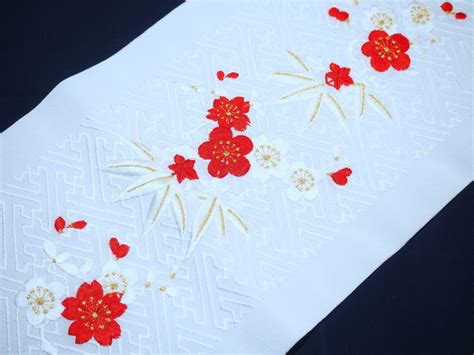 刺繍半衿「白色の地に白色と赤色の梅、桜、笹とサヤ型の刺繍」 半衿、伊達衿半衿刺繍 新宿津田家オンラインショップ
