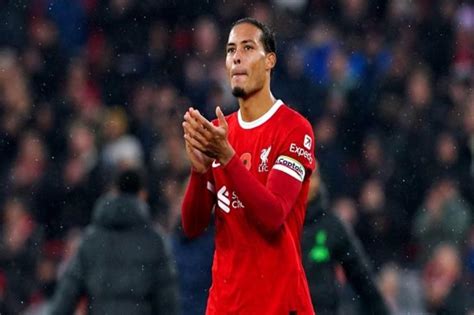 تقارير ليفربول يستهدف لاعب إشبيلية لخلافة فان دايك يلاكورة