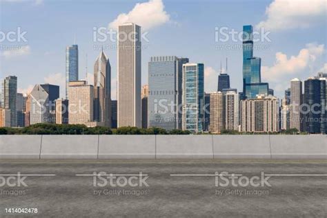 도시 건물 배경이있는 빈 도시 아스팔트 도로 외관 새로운 현대 고속도로 콘크리트 건설 성공의 길의 개념 운송 물류 산업 빠른 배송 시카고 미국 0명에 대한 스톡 사진 및