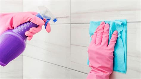 Limpiar los azulejos del baño
