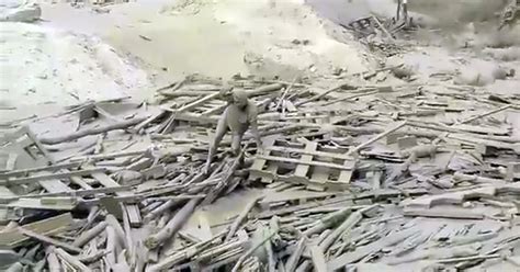 Inundaciones en Perú el momento en que una mujer arrastrada por un