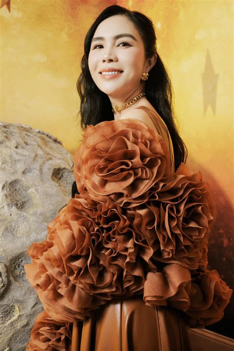 Ceo Lưu Nga Khoe Vẻ đẹp Sang Trọng Trong Bst Thu Đông 2023