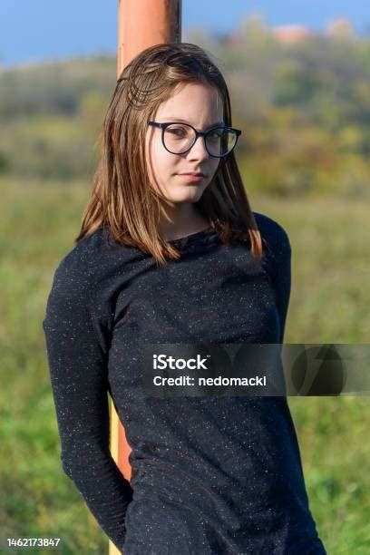 금속 막대에 기대어 있는 소녀 골 포스트에 기대어 있는 소녀 12 13세에 대한 스톡 사진 및 기타 이미지 12 13세 가을 각도 Istock