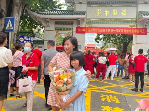 【滚动直播｜2023海南高考】首科考试结束 家长“花式”迎接考生海口网