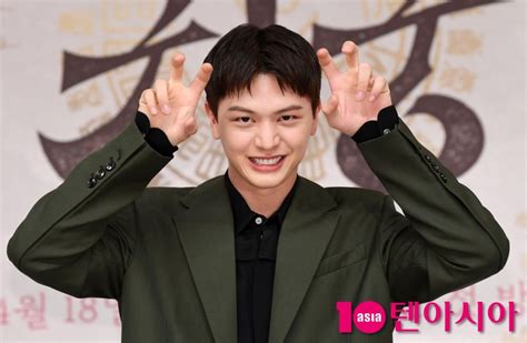 여배우 19금 논란 이어 음주운전 배성우 캐스팅하더니…snl 육성재 출연 확정 [공식] Zum 뉴스