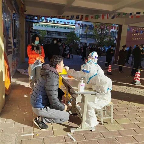 天寒心暖 携手共筑安全防线——郑州市中原区外国语小学协助林山寨街道一中社区开展全民核酸检测工作疫情