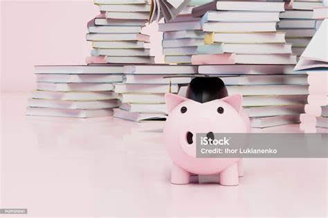 고등 교육을위한 지불 책 더미 옆에있는 주인의 모자에있는 돼지 저금통 3d 렌더링 0명에 대한 스톡 사진 및 기타 이미지 0명 검은색 교육 Istock