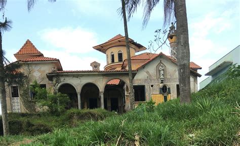 Patrimônio histórico Castelo de Ferraz de Vasconcelos segue abandonado