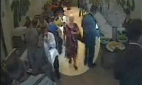 Câmeras Flagram Idosa Roubando Bolsa Em Restaurante No Centro De Sp
