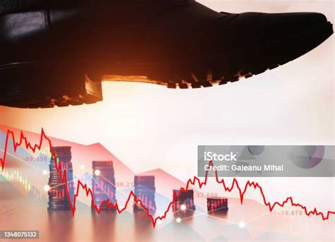 돈의 스택을 밟는 사업가 위기와 파산의 개념 투자 환전 및 수입 감소 그래프에 대한 스톡 사진 및 기타 이미지 그래프 분석
