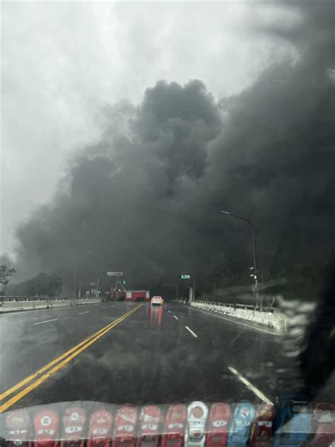 快訊／台南永康車燈倉庫全面燃燒！大風狂吹竄天濃煙 他：路都看不見了 社會 三立新聞網 Setncom