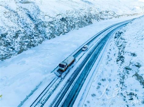 甘肃阿克塞除冰雪保畅通 人民图片网