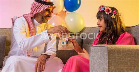 إيماءات وجه تدل على الفرح والسعادة ، بورتريه لأب عربي خليجي سعودي يقدم