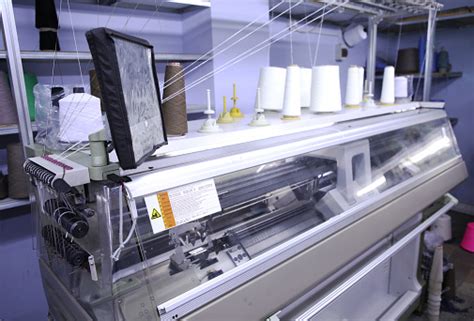 바느질 작업장의 배경에 스레드의 분홍색 스풀 의류 산업 섬유 산업을위한 기계 의류 를 착용의 제조 테일러링을 위한 새로운 공장 0명에 대한 스톡 사진 및 기타 이미지