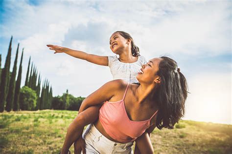 공원에서 즐거운 시간을 보내는 아시아 어머니와 딸 밖에서 함께 노는 행복한 가족 어머니에 대한 스톡 사진 및 기타 이미지 어머니 놀기 놀이 Istock