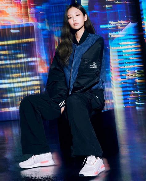 Blackpink成员jennie晒近照 外套半脱又a又辣！ 搜狐大视野 搜狐新闻