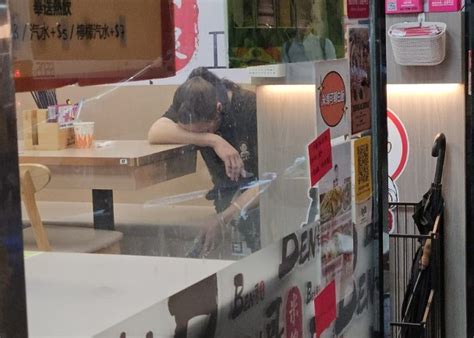 大埔食肆女職員遇伏捱斬手中6刀 3煞飛車逃去｜即時新聞｜港澳｜oncc東網