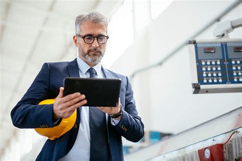 공장 노동자 정유 성숙한 엔지니어입니다 품질 검사기 성숙한 남성 엔지니어에 생산 Stem 주제에 대한 스톡 사진 및 기타 이미지 Stem 주제 건설 기계류 건설 산업