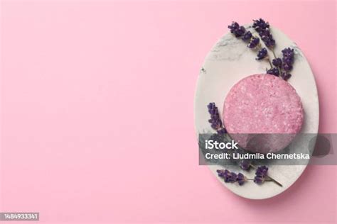 단단한 샴푸 바와 라벤더 꽃은 분홍색 배경에 있다 텍스트를 위한 공간 고체에 대한 스톡 사진 및 기타 이미지 고체 샴푸 0명 Istock