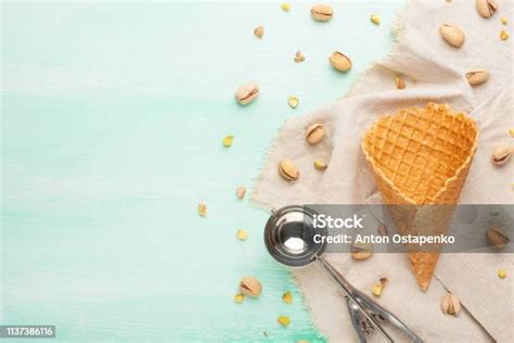 아이스크림 숟가락과 피스타치오 견과류와 민트 배경에 아이스크림 콘 공간을 가진 냉동된에 대한 스톡 사진 및 기타 이미지