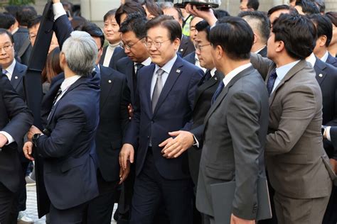 법원 도착 이재명동료 의원들과 악수 기자들 질문엔 ‘묵묵부답