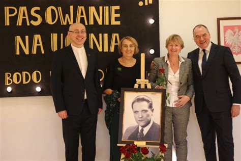 Pasowanie Pierwszoklasist W Szko A Podstawowa Im Lindego