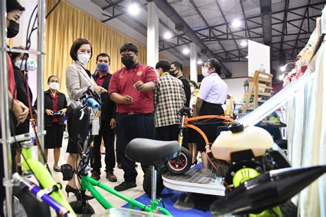 “ตรีนุช” ปลื้มผลงานธุรกิจของศูนย์บ่มเพาะผู้ประกอบการอาชีวศึกษาระดับ 5 ดาว พร้อมผลักดันสู่ตลาด