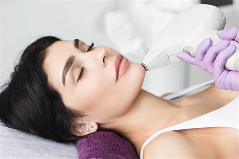 예쁜 갈색 머리 여자 점점 머리 제거 에 얼굴 뷰티 스튜디오에서 절차 레이저 제모 제모에 대한 스톡 사진 및 기타 이미지 제모 레이저 의료용 레이저 Istock