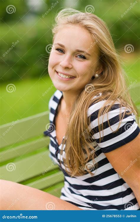 Chica Joven Imagen De Archivo Imagen De Exterior Libre 25678553