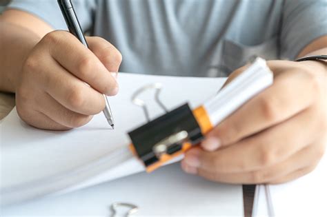 아시아 비즈니스 맨 관리자 확인 및 서명 신청자 작성 서류 보고서 논문 회사 신청 양식 또는 데스크 사무실에 클레임 등록 문서 보고서 및 비즈니스 사용 중 개념 설문지에