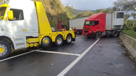 Ocorrências envolvendo carretas interditam rodovia Régis Bittencourt em
