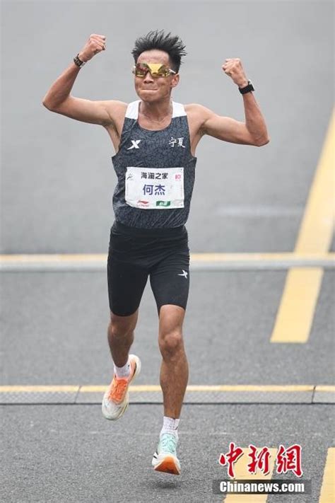 2小时06分57秒何杰打破全国马拉松纪录 搜狐大视野 搜狐新闻