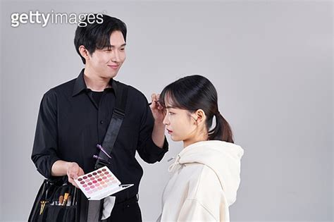 대한민국 스튜디오촬영 실내 메이크업아티스트 피부관리사 남성 이미지 Jv12663238 게티이미지뱅크