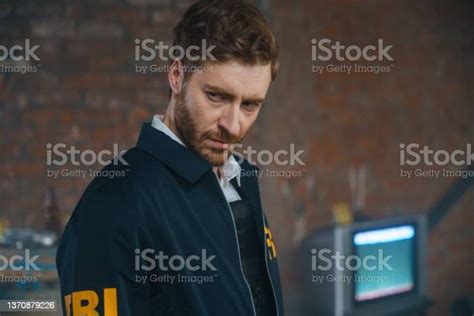 버려진 창고의 벽돌 벽에 맞서 제복을 입은 젊은 수염 Fbi 요원 14 15 살에 대한 스톡 사진 및 기타 이미지 14 15