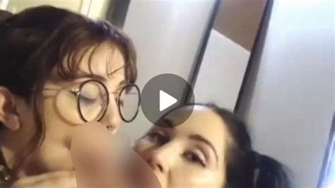 Gözlüklü hatun arkadaşıyla birlikte arkadaşına sakso çekiyor Türk İfşa