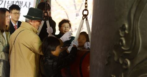 할아버지 할머니와 함께 종을 쳐요