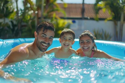 Família Feliz Desfrutando De Um Dia De Verão Na Piscina Do Quintal