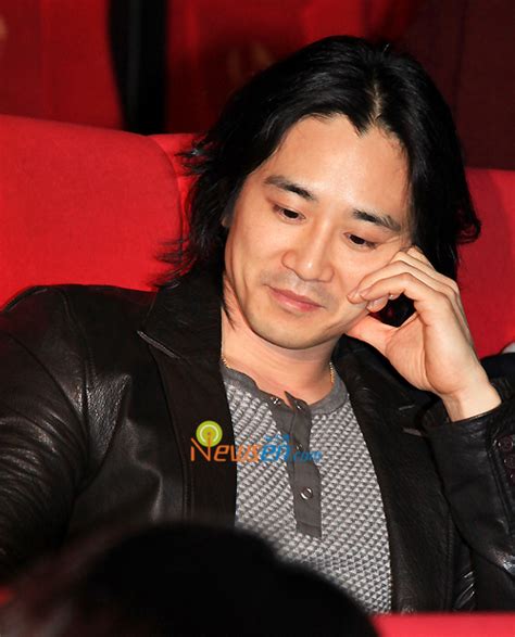 포토엔 백도빈 여유롭게 영화 시작 기다려요~