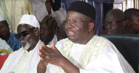 Le Chef De Village De Touba Le Ndigël Du Khalife Daccueillir Le