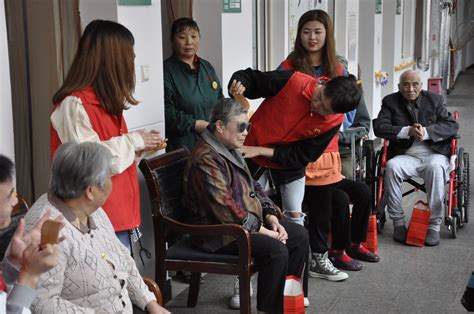 信息工程学院开展九九重阳节 浓浓敬老情主题活动