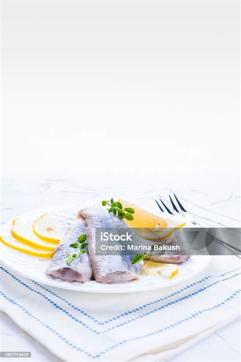 네덜란드 청어 전통적인 네덜란드 음식 양파와 레몬을 곁들인 생선 필레 영양소와 비타민이 많은 음식 밝은 색상의 사진 텍스트를위한 여유 공간 탁자에 대한 스톡 사진 및 기타