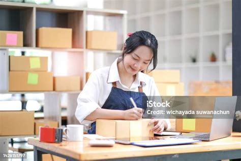 홈 오피스에서 자신의 직업 쇼핑 온라인 사업에 소포 상자를 가진 성공적인 아시아 여성 기업가 중소 기업을 시작 Sme 개념 구매에 대한 스톡 사진 및 기타 이미지 Istock