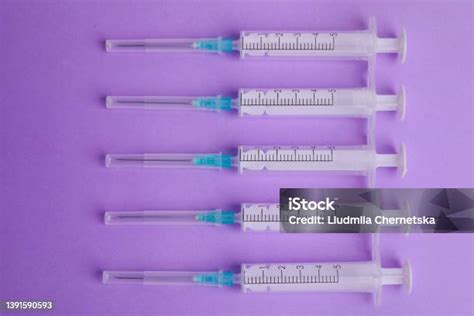 紫色の背景に針付き使い捨て注射器フラットレイ からっぽのストックフォトや画像を多数ご用意 からっぽ インフルエンザワクチン