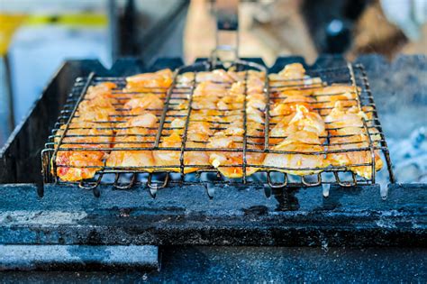 야외에서 금속 그릴에 시 케밥 요리 하는 과정입니다 Shashlik 바베 큐 그릴에 굽고 절인된 고기입니다 고기에 대한 스톡