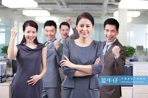 兴奋的商务团队振臂庆祝 蓝牛仔影像 中国原创广告影像素材