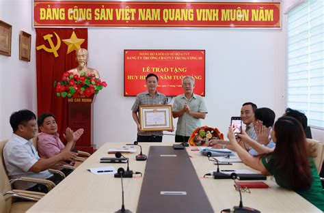 Đảng ủy Trường Cao đẳng Giao Thông Vận Tải Trung ương Iii Tổ Chức Lễ