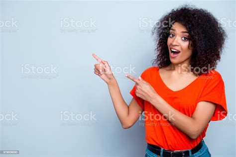 세상에 회색 배경에 고립 된 카메라를 보고 하는 2 개의 Forefingers와 넓은 오픈 입 몸짓 복사공간 놀된 놀된 여자의