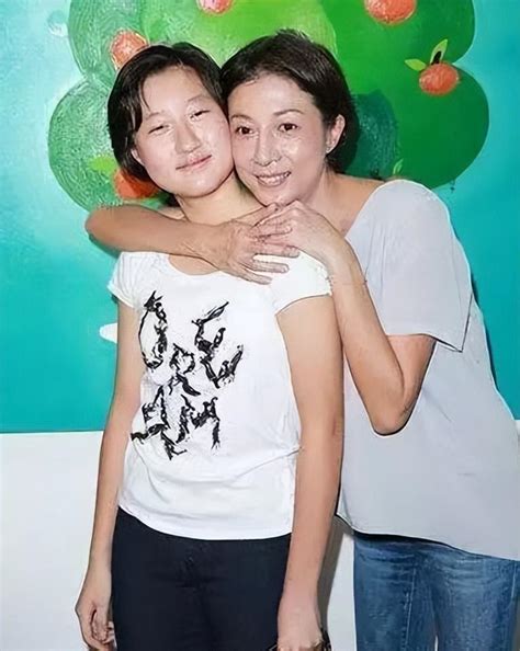 吴绮莉：18岁拿下选美冠军，26岁怀上成龙孩子，44岁与女儿反目 知乎