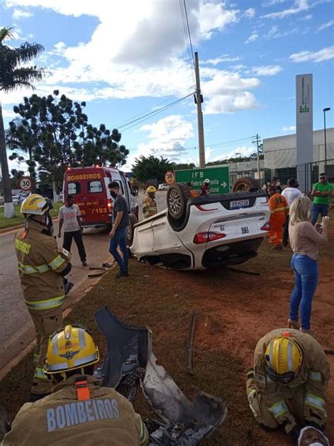 Motorista sinais de embriaguez atropela dois ciclistas e capota carro Metrópoles
