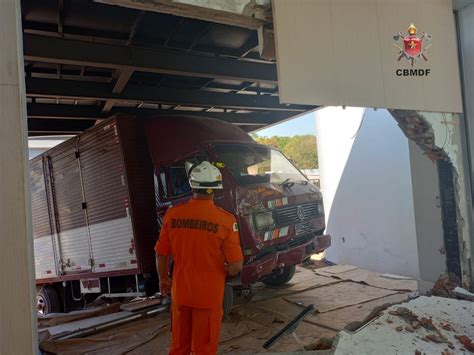 Caminhão Perde Os Freios E Atinge Casa Em Construção Jornal De Brasília